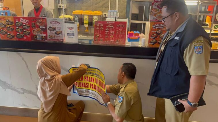 Pemkot Depok Pasang Stiker Penunggak Pajak ke Restoran - PAJAK.COM