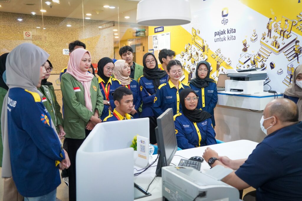 50 Relawan Pajak UPN Jakarta Sambangi Kanwil DJP Jaksel II - PAJAK.COM