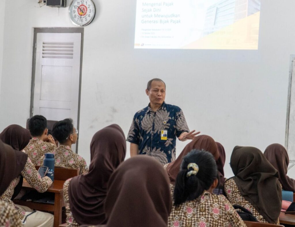 Dosen DIAF FIA UI Tanamkan Moral Pajak ke Ratusan Siswa SMA - PAJAK.COM